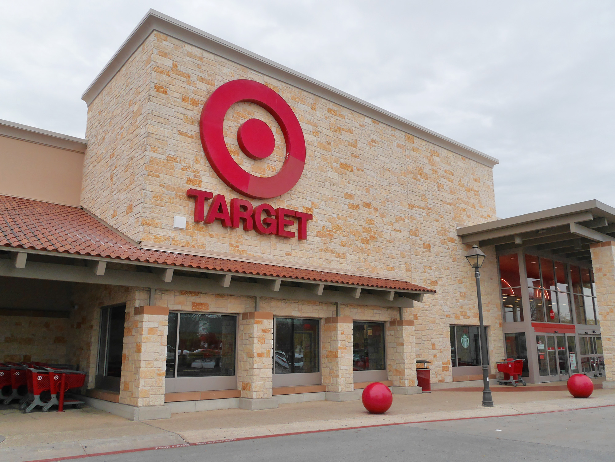 食品から雑貨まで品ぞろえ豊富 「赤い的」が目印の大型スーパーTarget | ショップ | スポット | Mart[マート]公式サイト|光文社