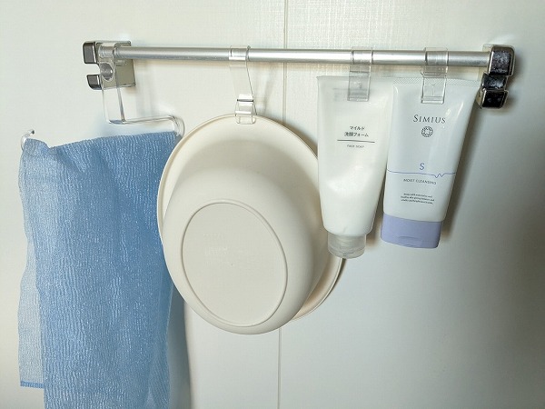 【DAISO（ダイソー）】バスルームのタオルバー活用ですっきり！感動級の「引っ掛け収納」アイテム | 収納 | 雑貨 | Mart[マート ...