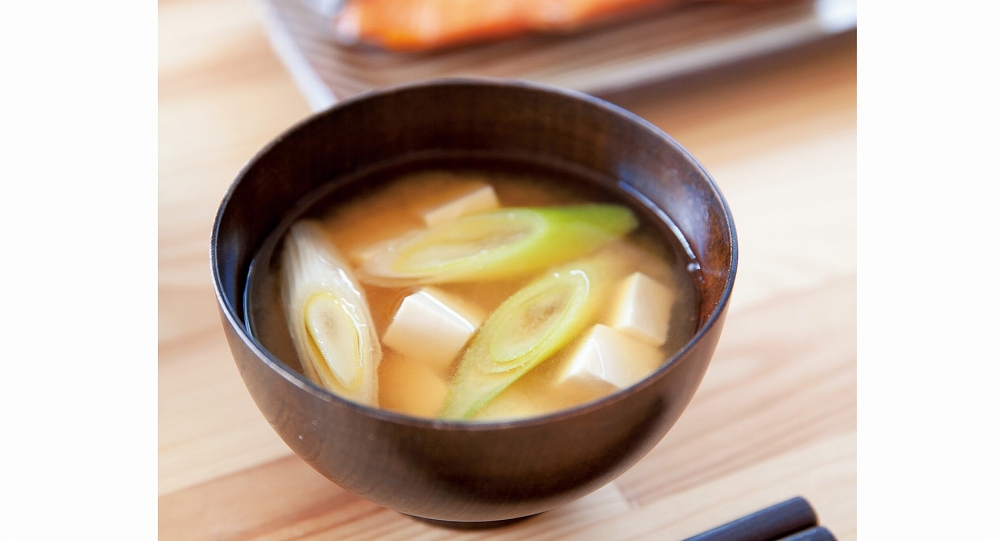 鍋でなくお椀で完成！上島亜紀さん流おいしいお味噌汁のつくり方 | レシピ | フード・レシピ | Mart[マート]公式サイト|光文社